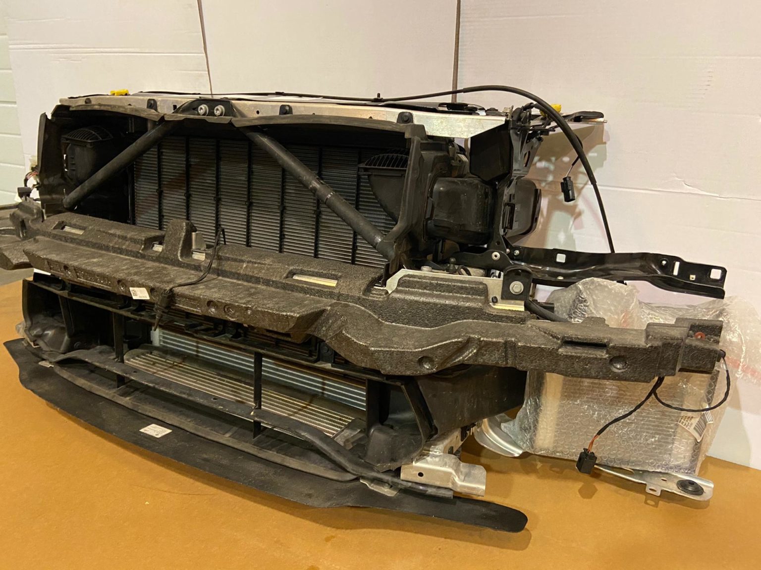 BMW M5 (F90) Bloc radiateur / Support Radiateur / Traverse - COMPLET ...
